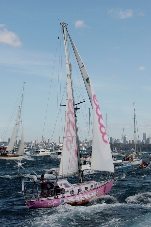 16-Year Old Australian Sails Around the World on a Pink Boat! | Amusing ...